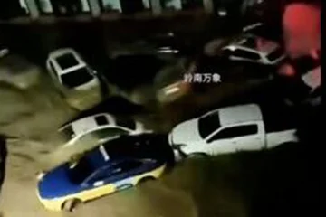 Наводнение смыло два дома в горном китайском городе Чжаотун